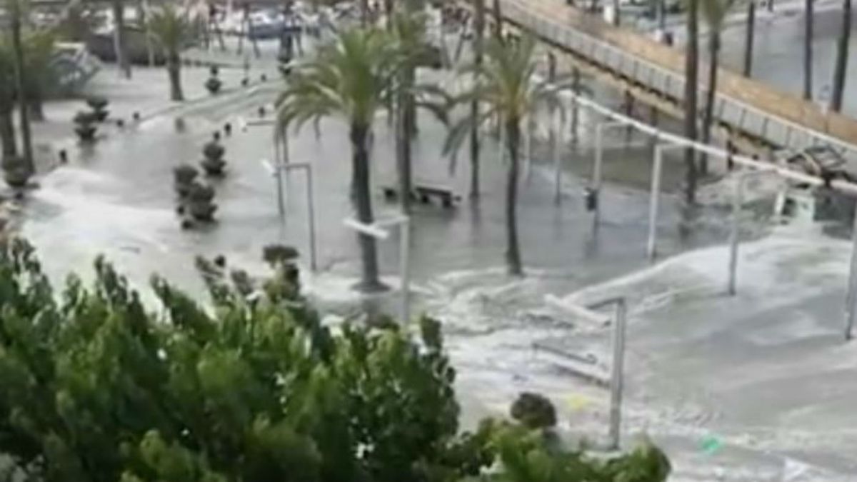 VIDEO: ‘Mini-tsunami’ hits tourist beaches in Majorca and Menorca | The ...