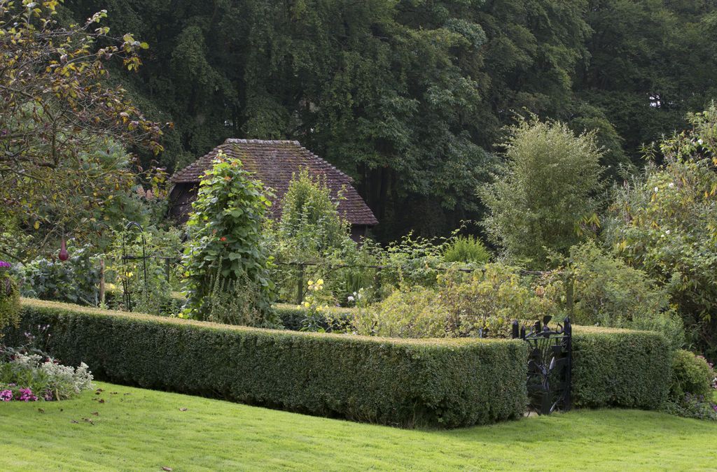 Real garden: 17th century thatched cottage garden | Real Homes