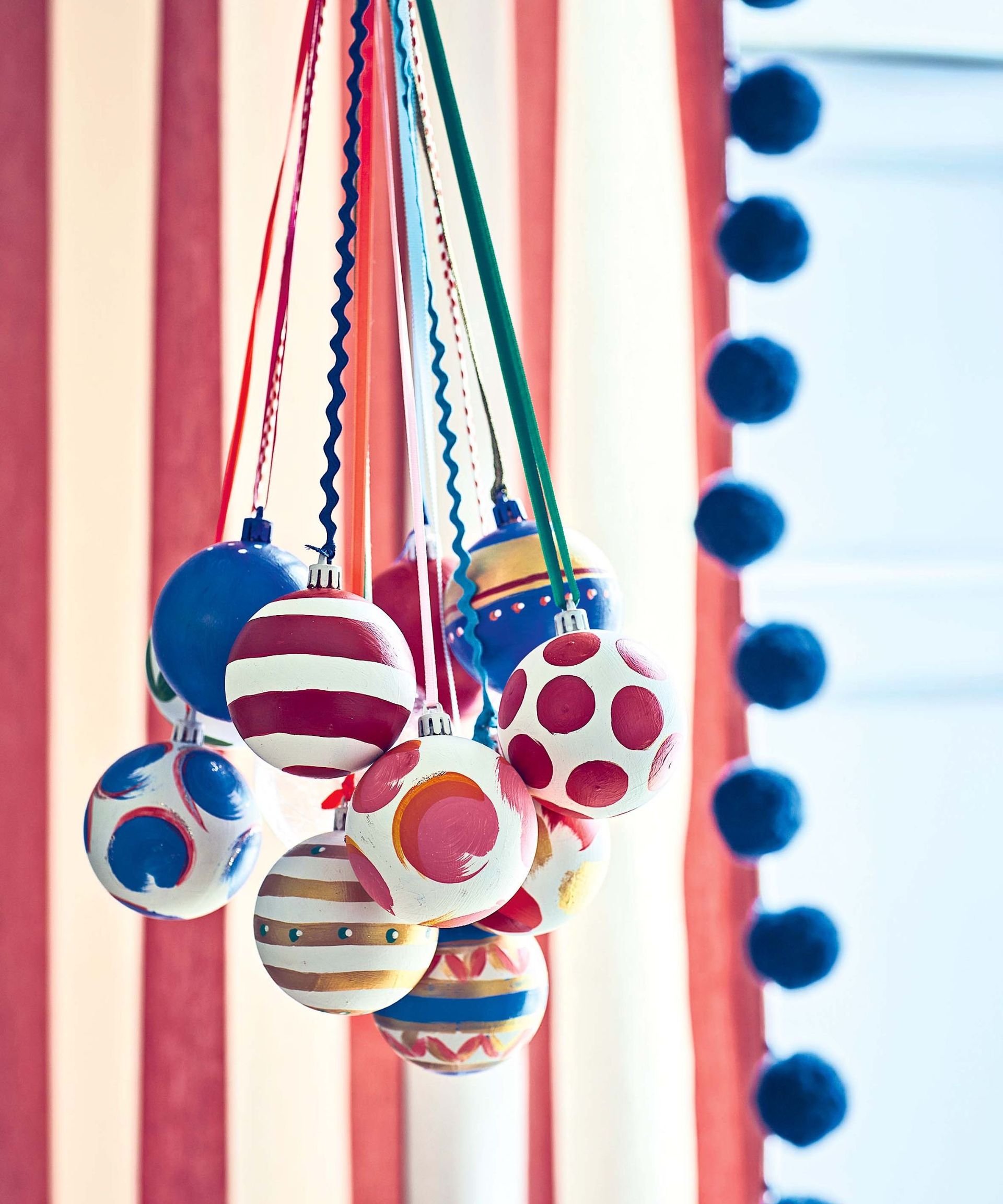 The Christmas ornament cluster trick will change how you decorate ...