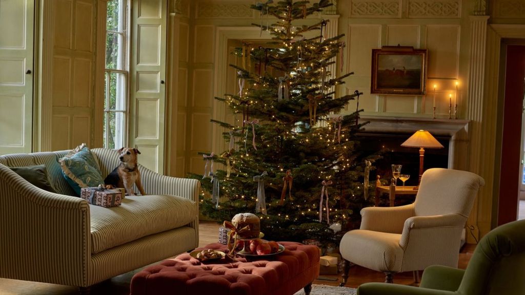 5 ways to make a Christmas tree look taller | Homes and Gardens