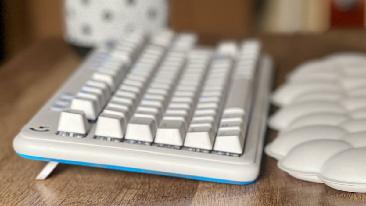 Logitech G715 review: 'A powerful deck wrapped up in a cosy pastel ...