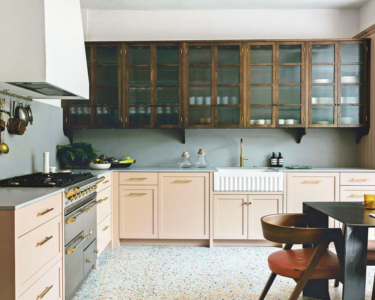 Can kitchen cabinets be two different colors? | Homes and Gardens