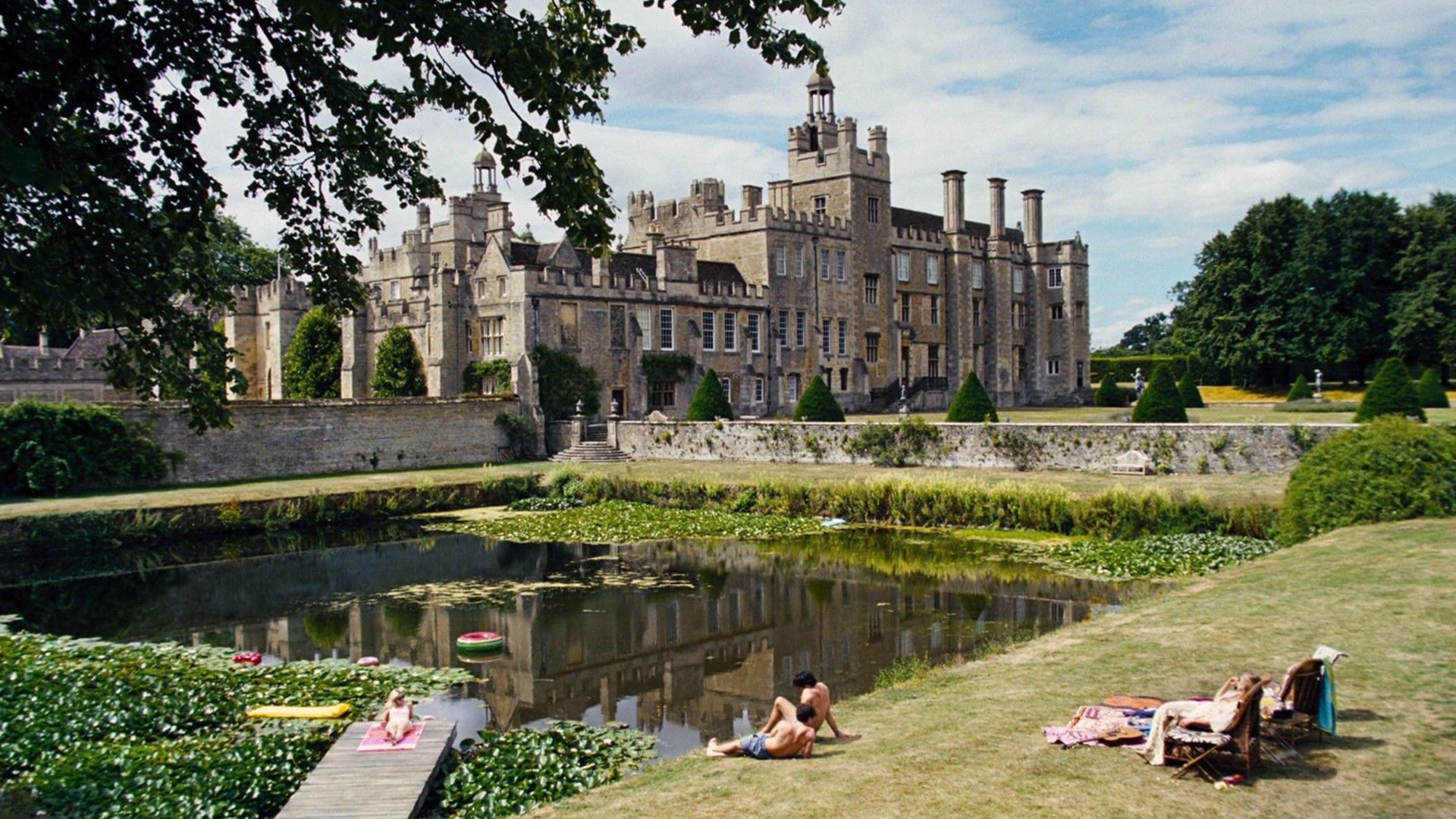 Saltburn's mansion and the TV locations 'invaded by selfie-hunters ...