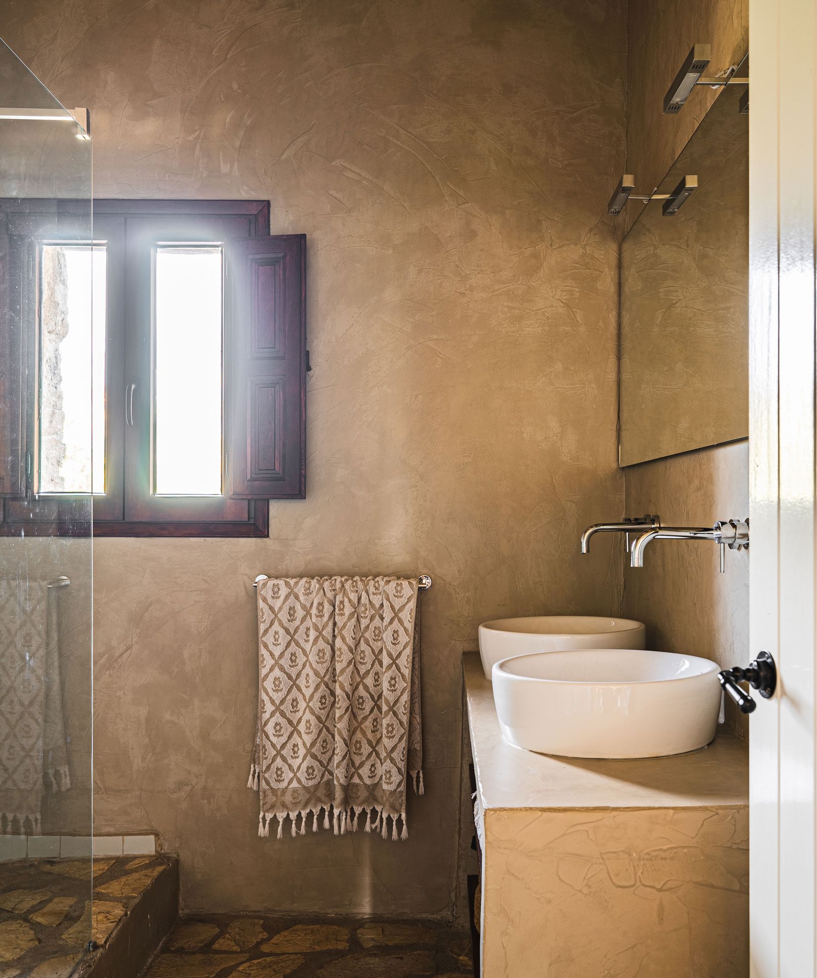 This Viral DIY Limewash Paint Hack Only Costs Less Than $20 | Livingetc