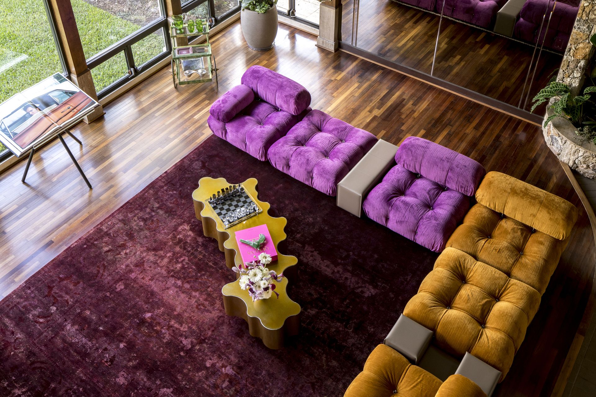 Joe Jonas and Sophie Turner's living room masters two big sofa trends ...