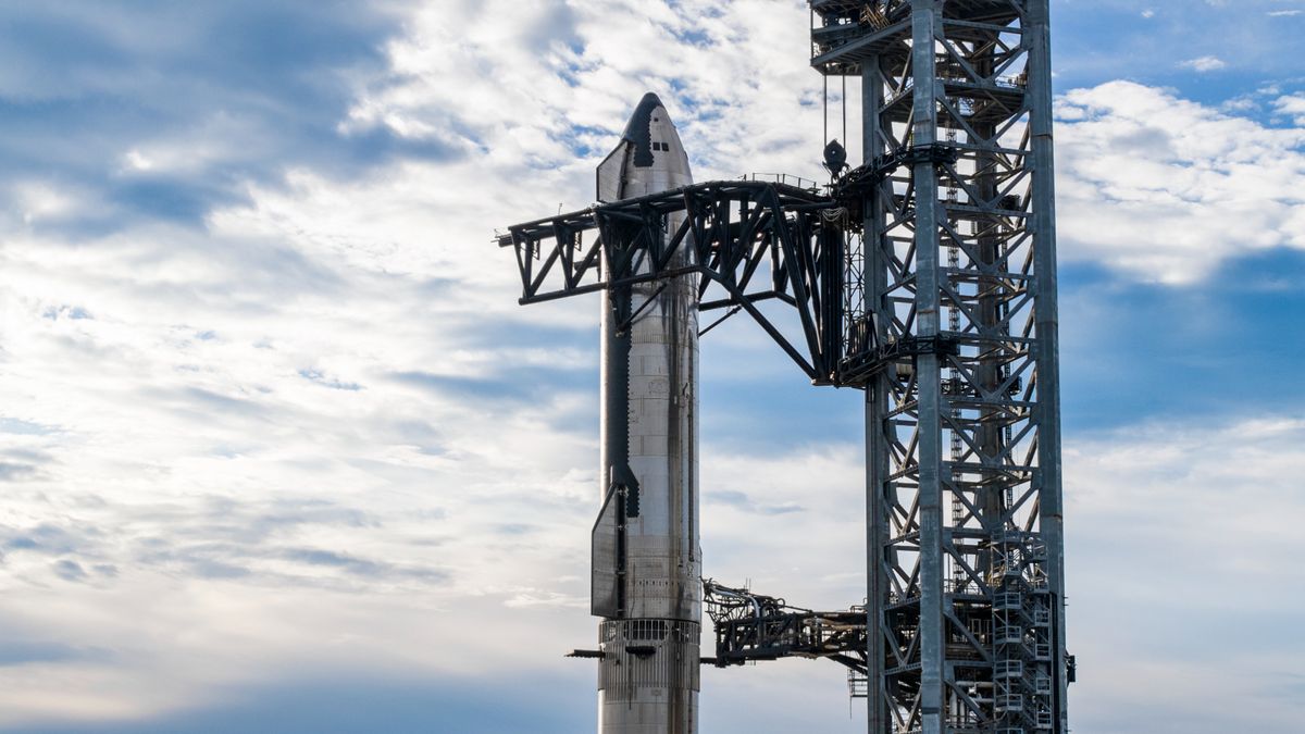 SpaceX stacks giant Starship rocket ahead of 3rd test flight (video ...