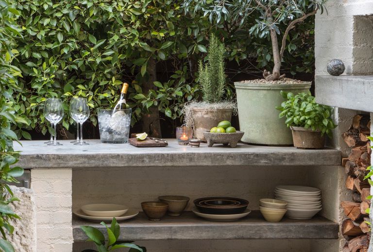9 ways to fit an outdoor bar into a small backyard | Livingetc