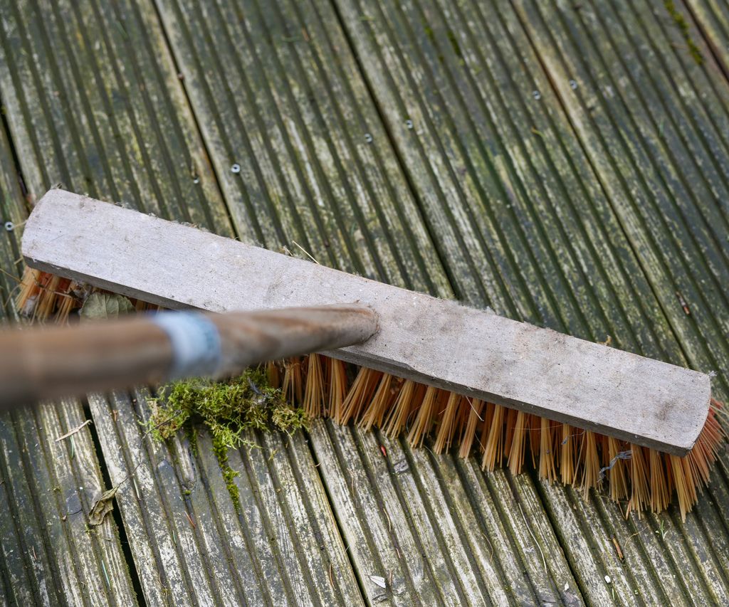 Slippery deck solutions: 5 expert ways to prevent slips | Homes and Gardens