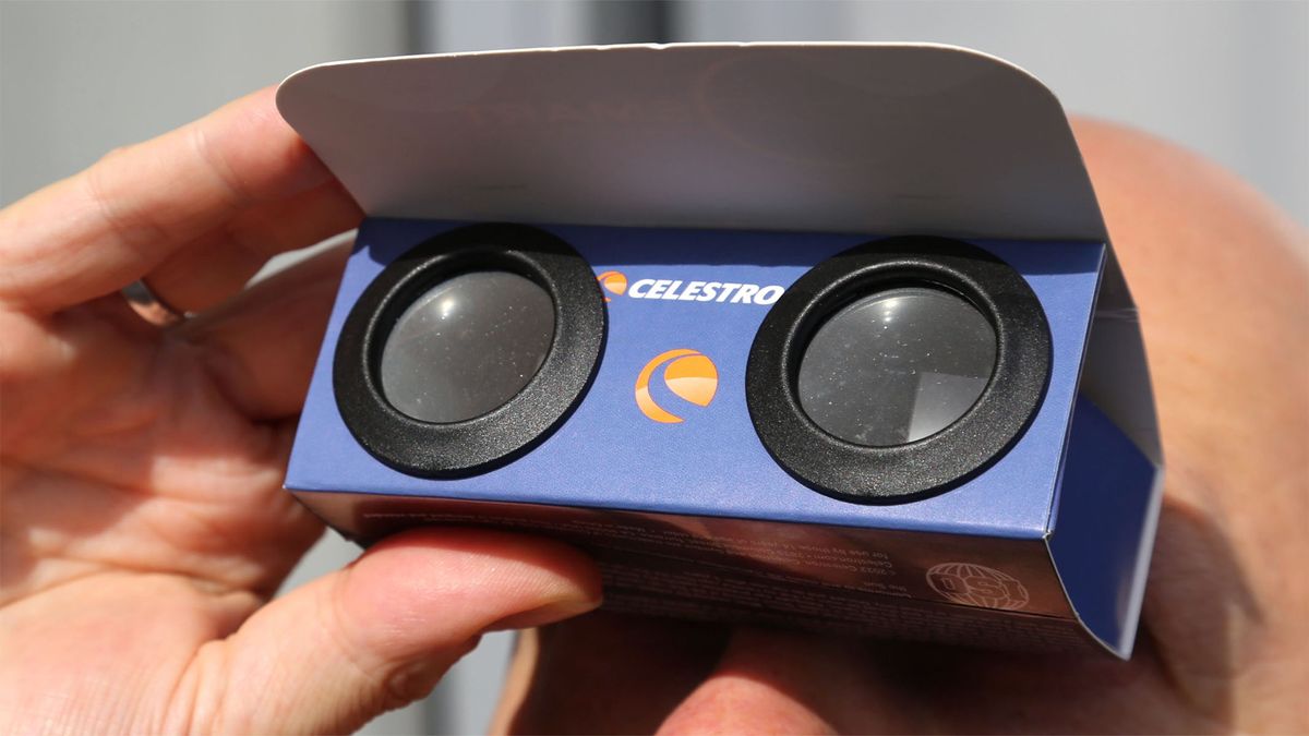 Celestron EclipSmart 2x Power Viewers Solar Eclipse and Solar Eclipse ...