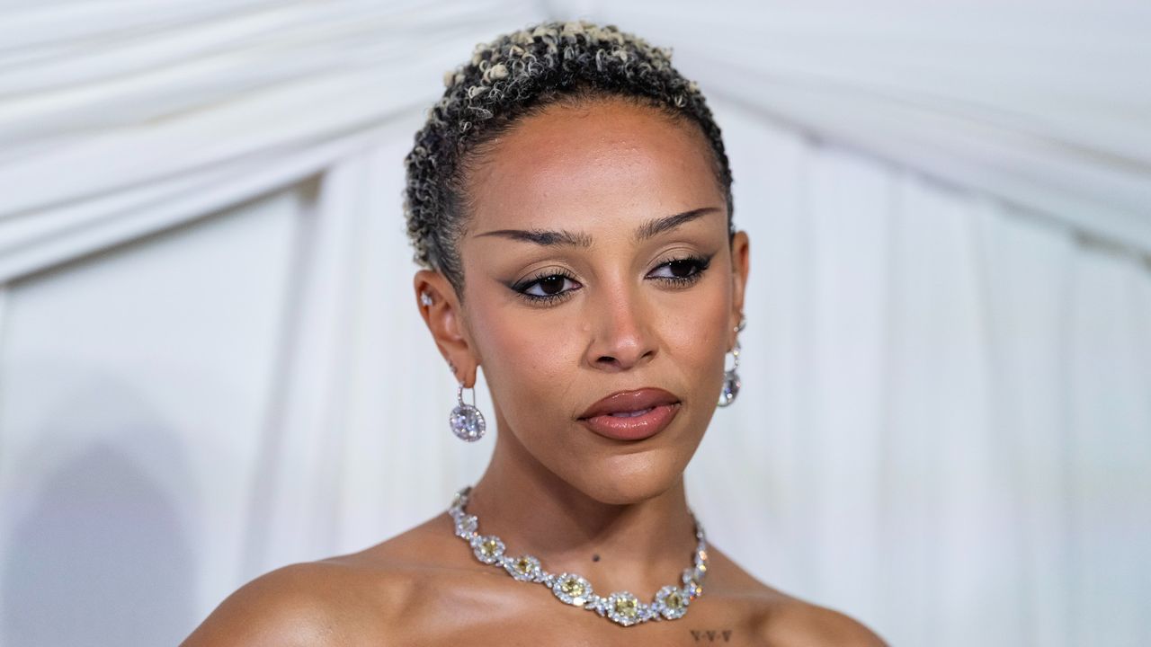 Doja Cat's Platinum Blonde Mullet Is Straight Out of the '80s | Marie ...