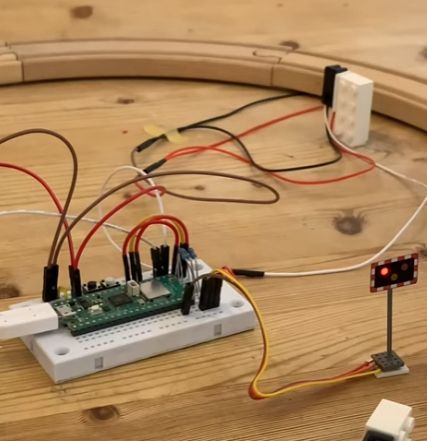This Raspberry Pi Pico drives tiny level crossing lights for a model train | Tom's Hardware