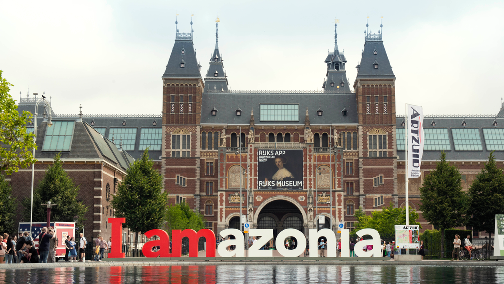 'I amsterdam' sign returns with a powerful new message | Creative Bloq