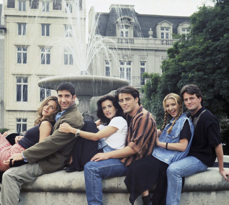 'Friends' Set Photos - Behind-the-Scenes 'Friends' Cast & Set Pictures ...