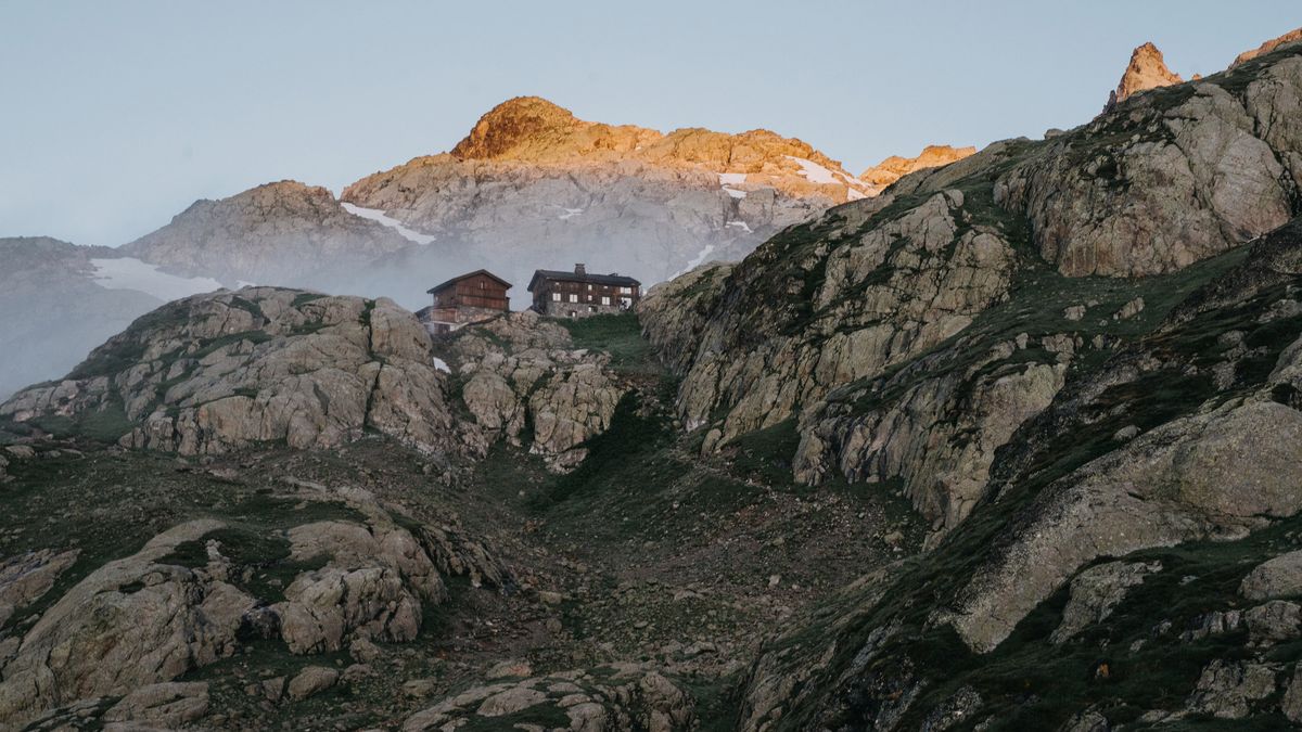 Hut to hut hiking: what is it and what do you need to take? | Advnture