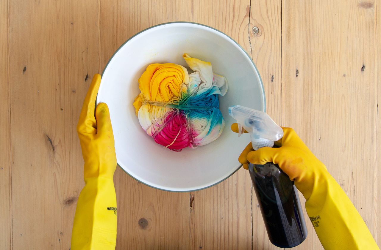 How to tie dye t-shirts: Step-by-step instructions on how to tie dye ...