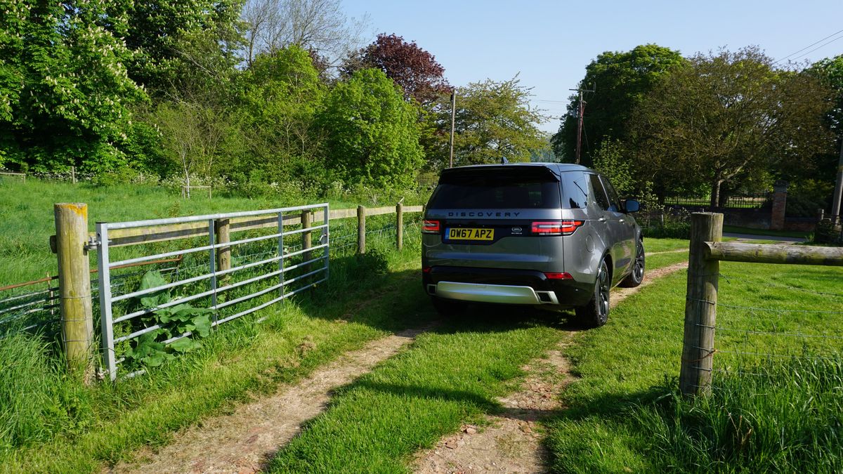 Land Rover Discovery HSE: over ground, uneven ground, Rovering free ...