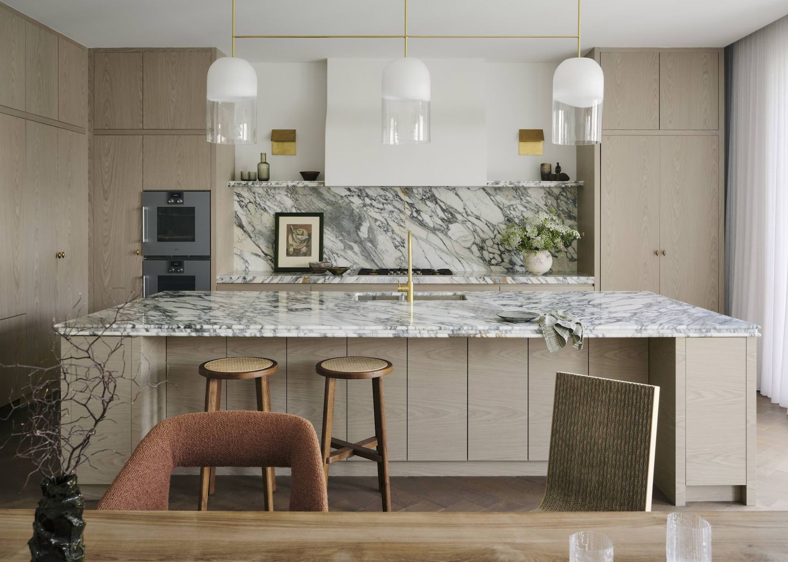 11 Chic and Irresistible Marble Kitchen Islands Ideas | Livingetc