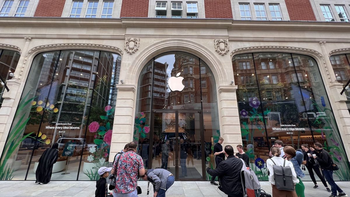 Upstaged by AI, Apple Vision Pro needs more than visionOS 2 if it wants ...