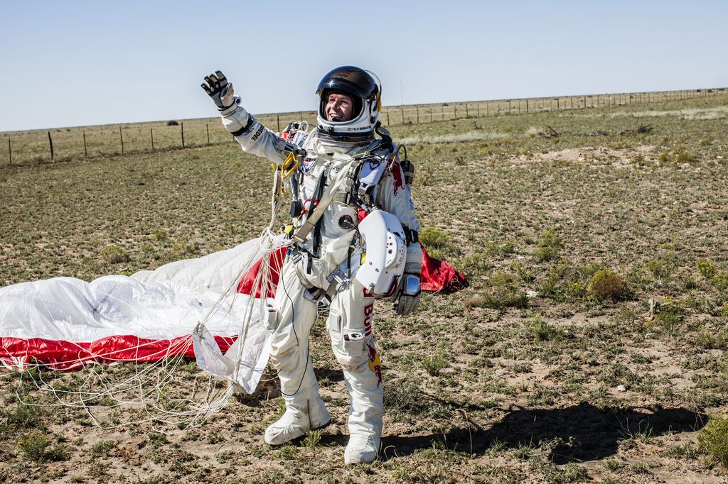 World S Highest Skydive Daredevil Felix Baumgartner Makes Record