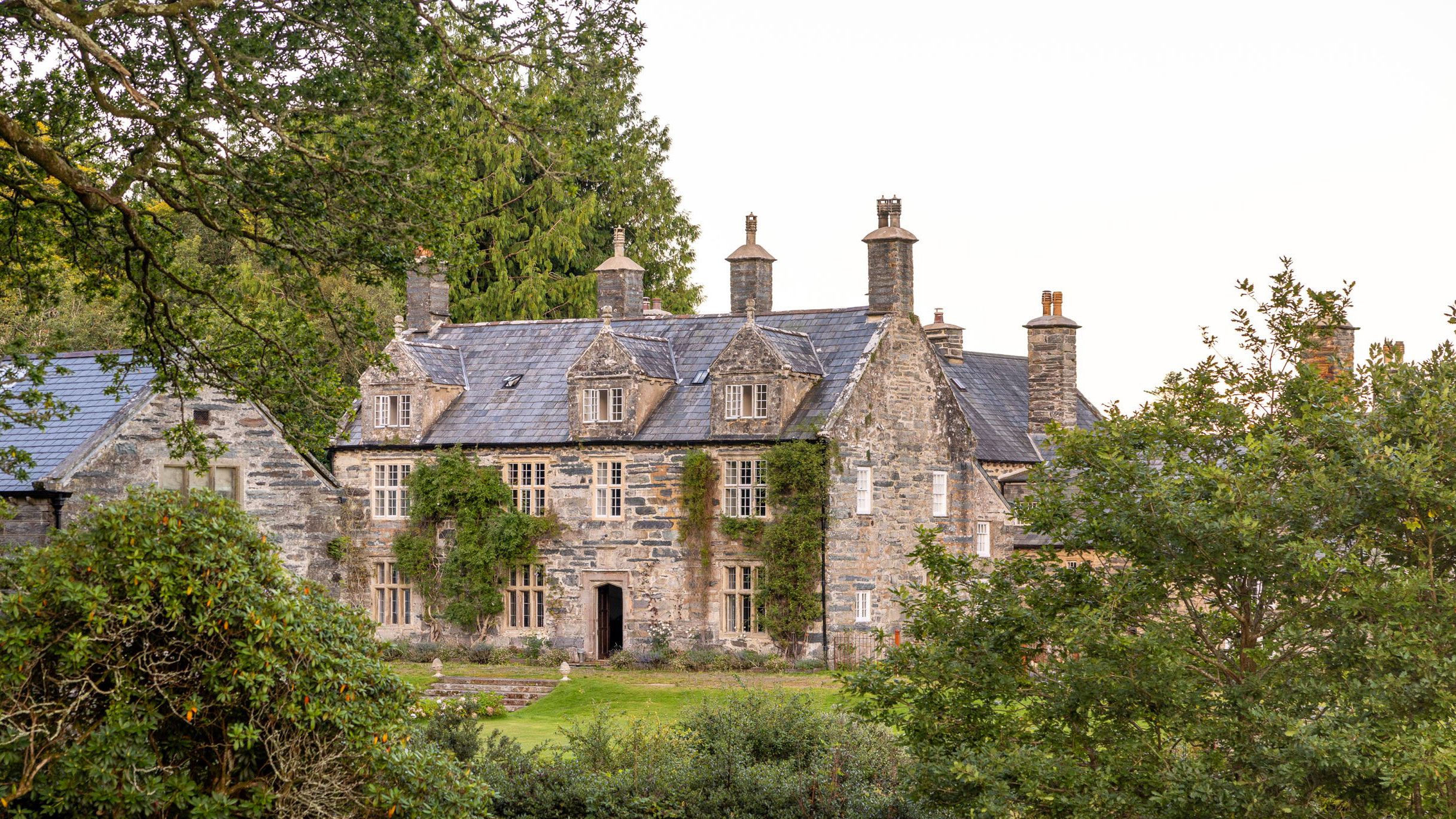 A 'wildly romantic' castle that once hosted royalty and supermodels ...