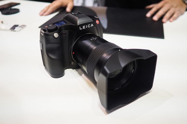 Leica to embrace mirrorless tech for future medium format cameras ...