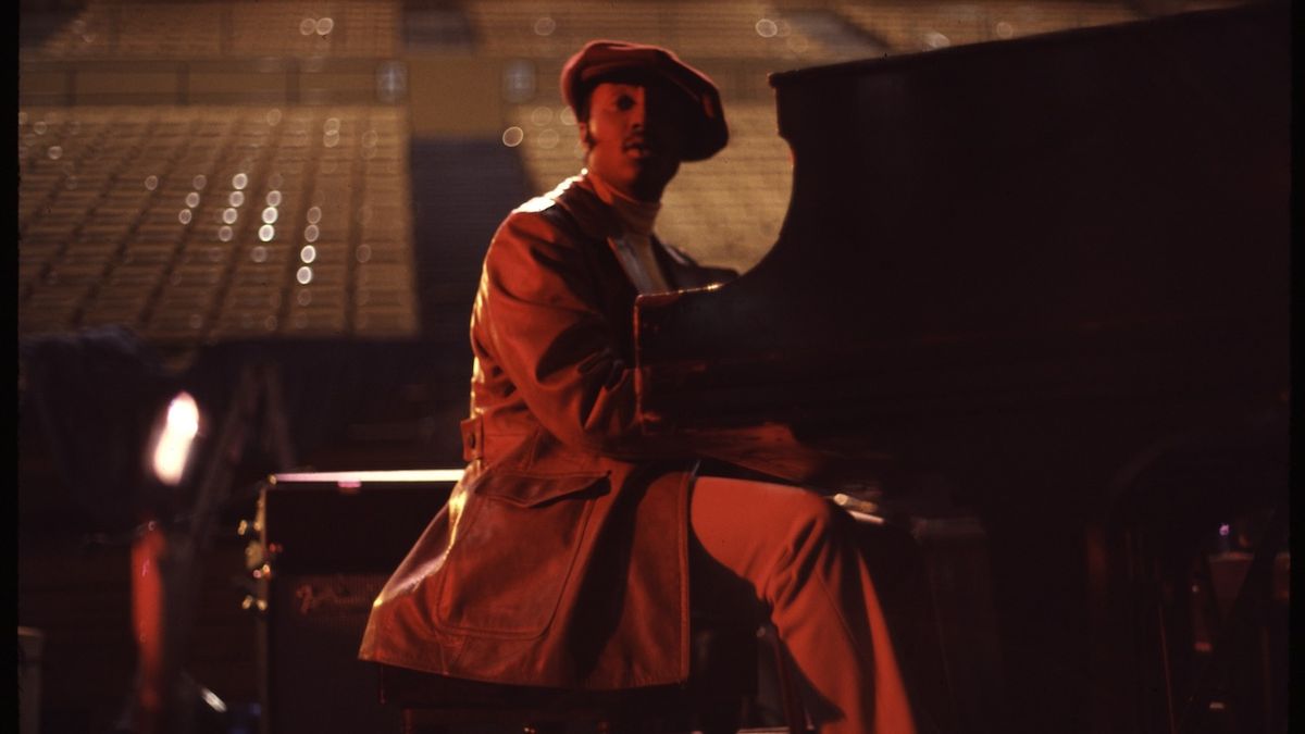 Willie Weeks' bass solo on Donny Hathaway's 1972 Live album | Guitar World