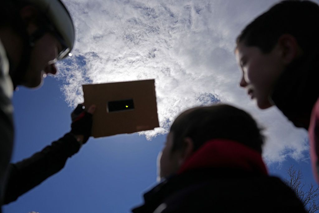 Partial solar eclipse delights skywatchers around the world (photos ...