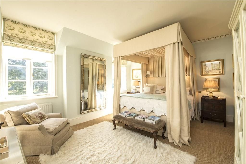 A glorious Berkshire house with gardens by Arne Maynard, within easy ...