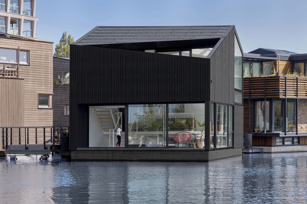 Explore a modern floating home in Amsterdam | Livingetc
