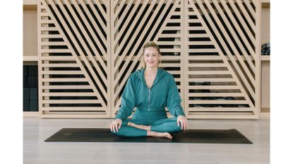 An expert trainer recommends these 10 yoga moves to strengthen your ...