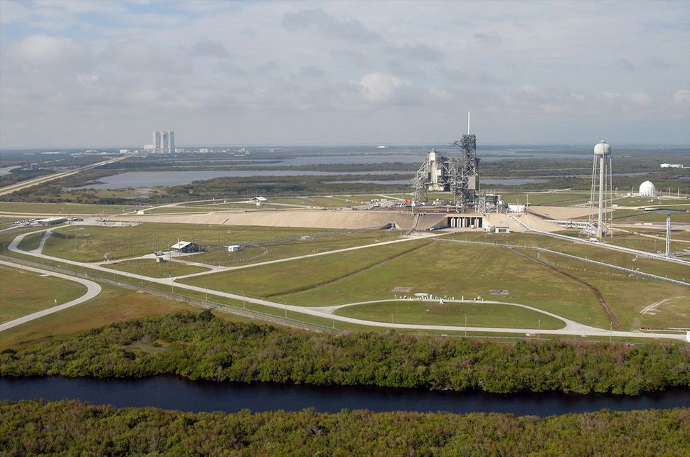 NASA Signs Over Historic Apollo-Era Launch Pad to SpaceX | Space