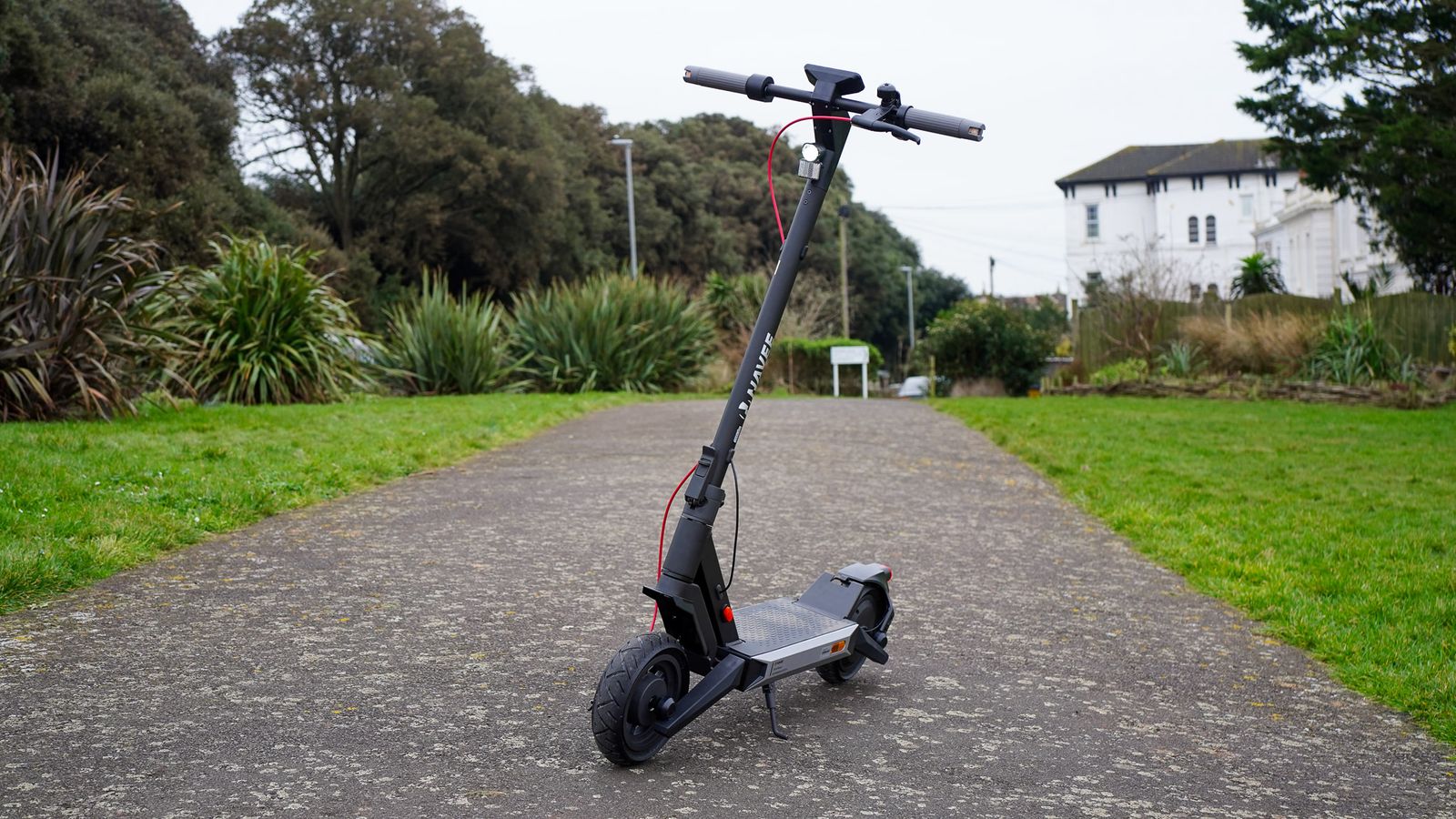 Navee S40 review: A cyberpunk sprinter built for urban jungles | T3