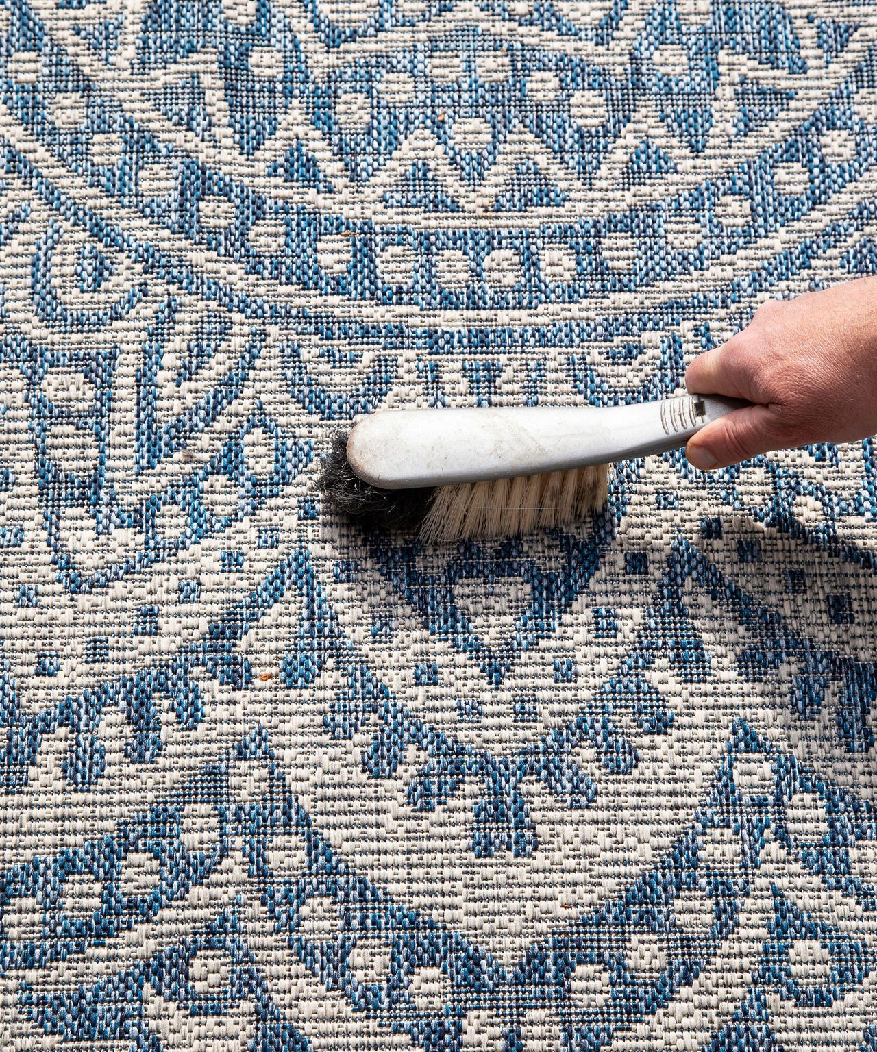 How to clean an outdoor rug: 5 easy steps to follow | Homes and Gardens