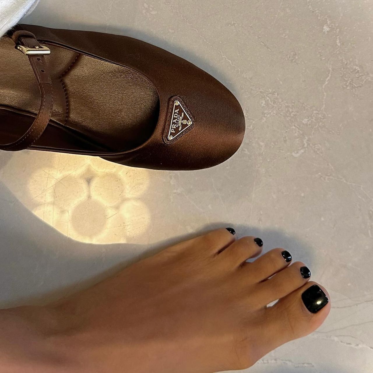 4 Chic Winter Pedicure Colours That Will Make You Look Polished | Who ...