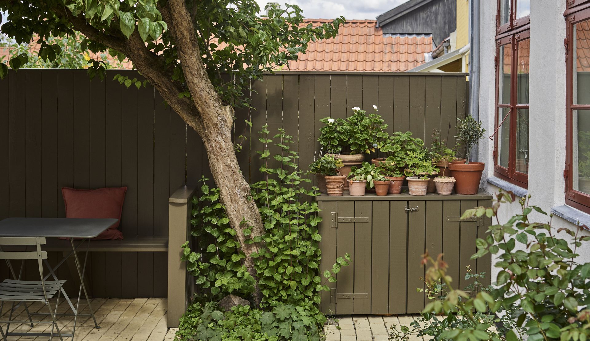 Small Backyard Storage Ideas — 6 Tricks Experts Love | Livingetc