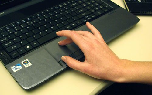 Are You A One-Handed Or Two-Handed Touchpad User? The Answer May ...