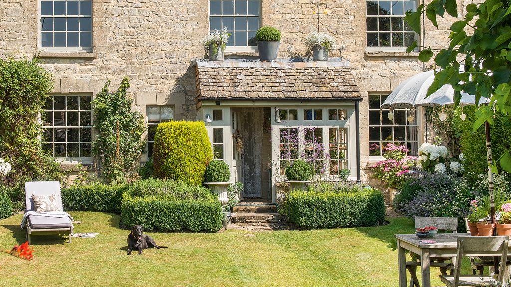 Cottage porch ideas: 12 ways to a cozy, welcoming entrance | Homes and ...