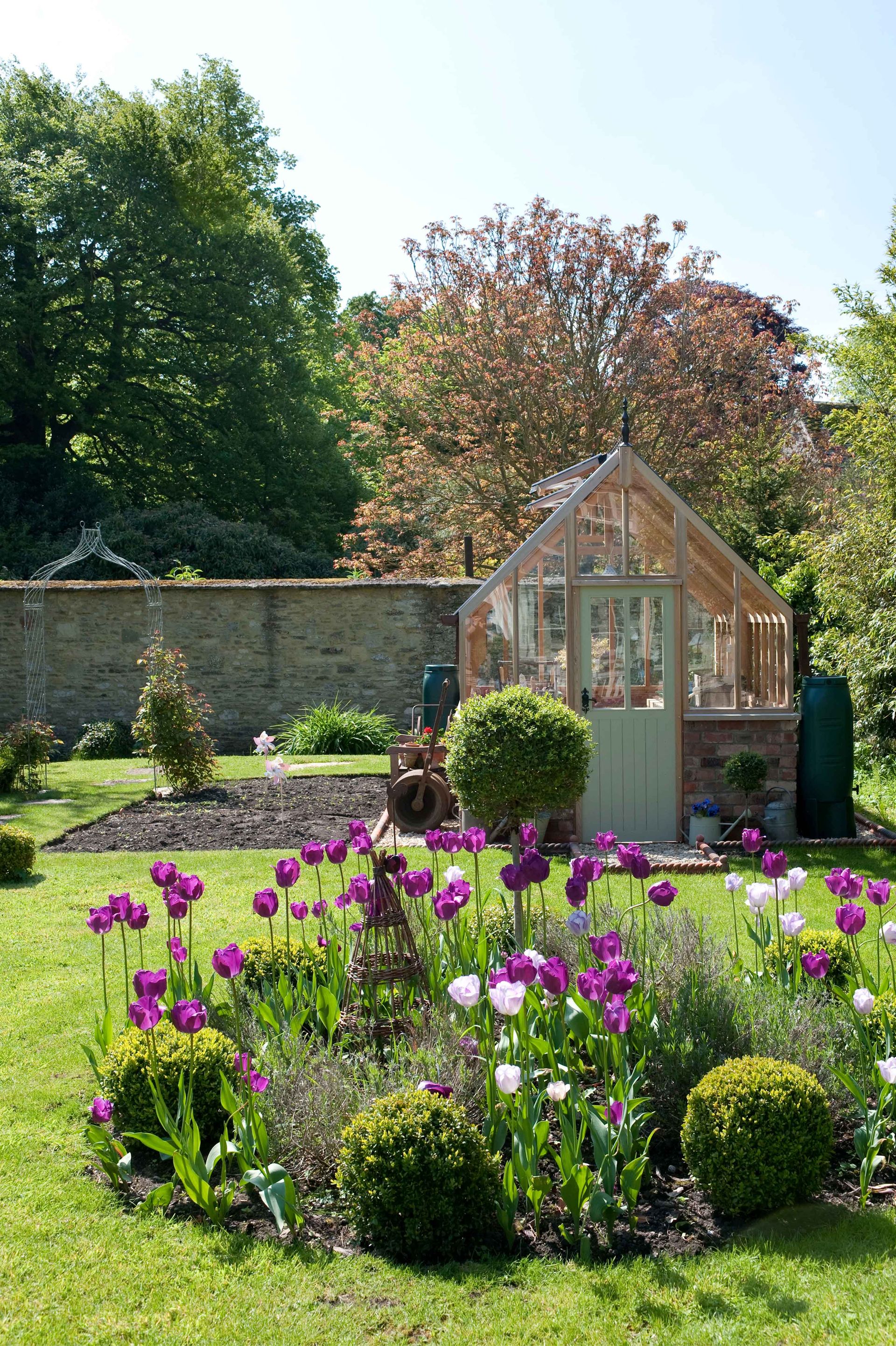 Flowerbed ideas: 13 show-stopping ways to create floral displays in ...