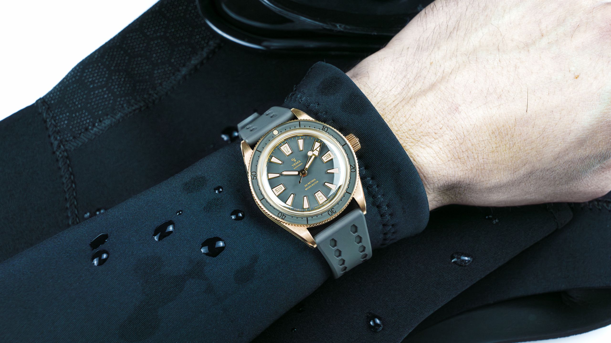This beautiful bronze dive watch is surprisingly compact and suited to ...