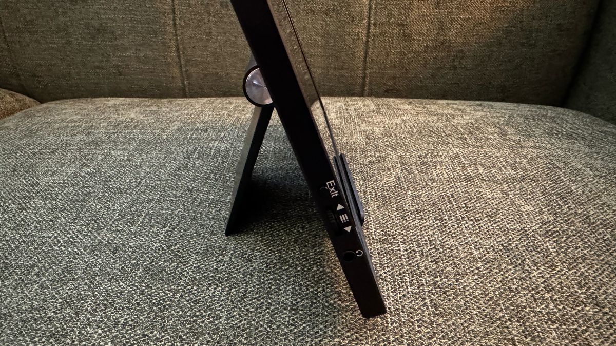 Eyoyo EM105 10.5-inch portable monitor review: Tiny in stature, big on ...