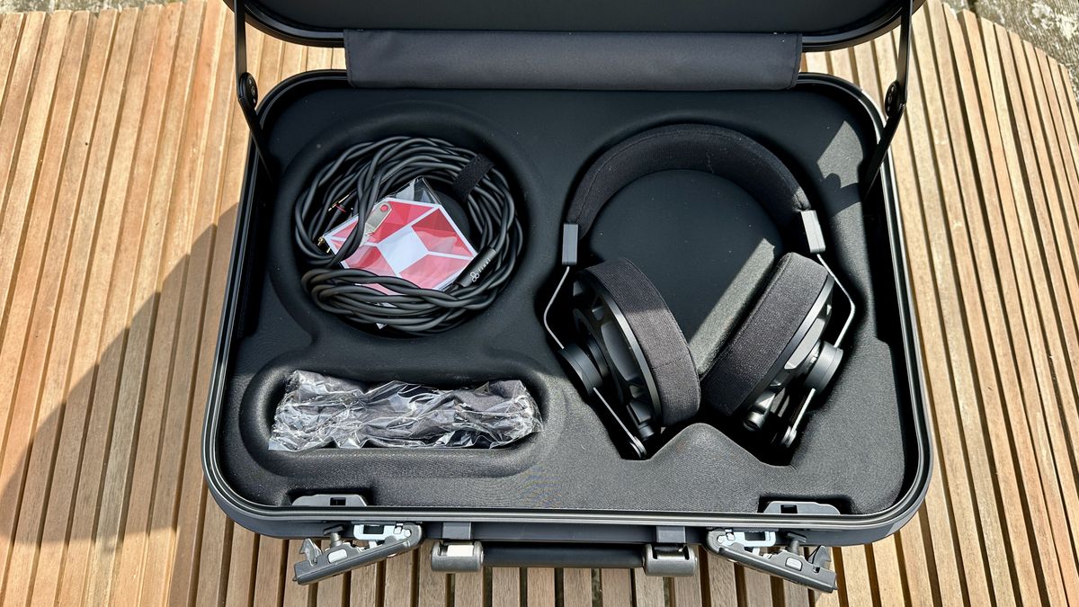 Final D7000 review: huge planar magnetic over-ear headphones that, when properly driven, deserve ...