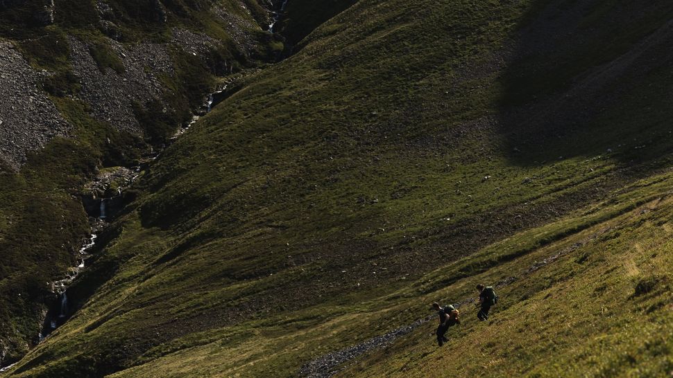 Hikers complete the longest straight line between two roads | Advnture