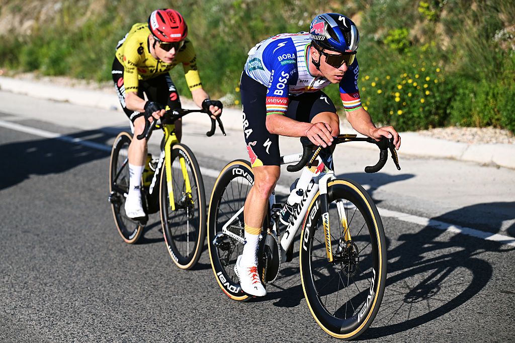 Remco Evenepoel crashes at the end of a spectacular final breakaway ...