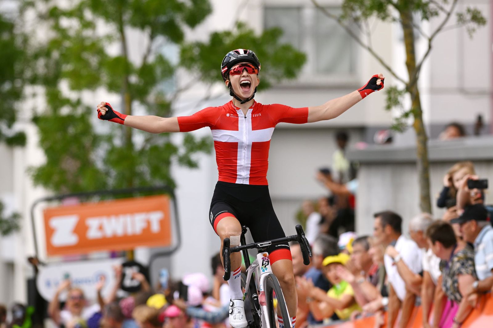 Cecilie Uttrup Ludwig powers to Tour de France Femme stage three ...