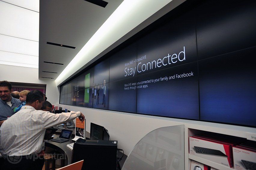 Microsoft opens their new retail Store in New York to a cheering crowd ...