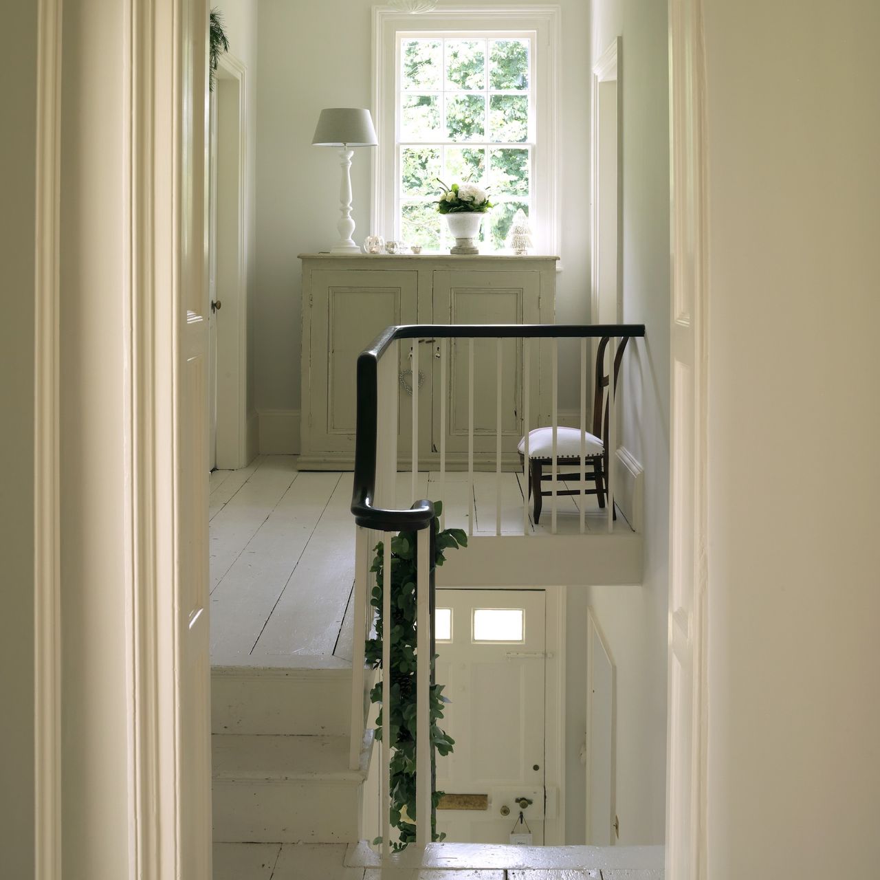 Landing ideas: how to decorate large and small areas to maximise space ...