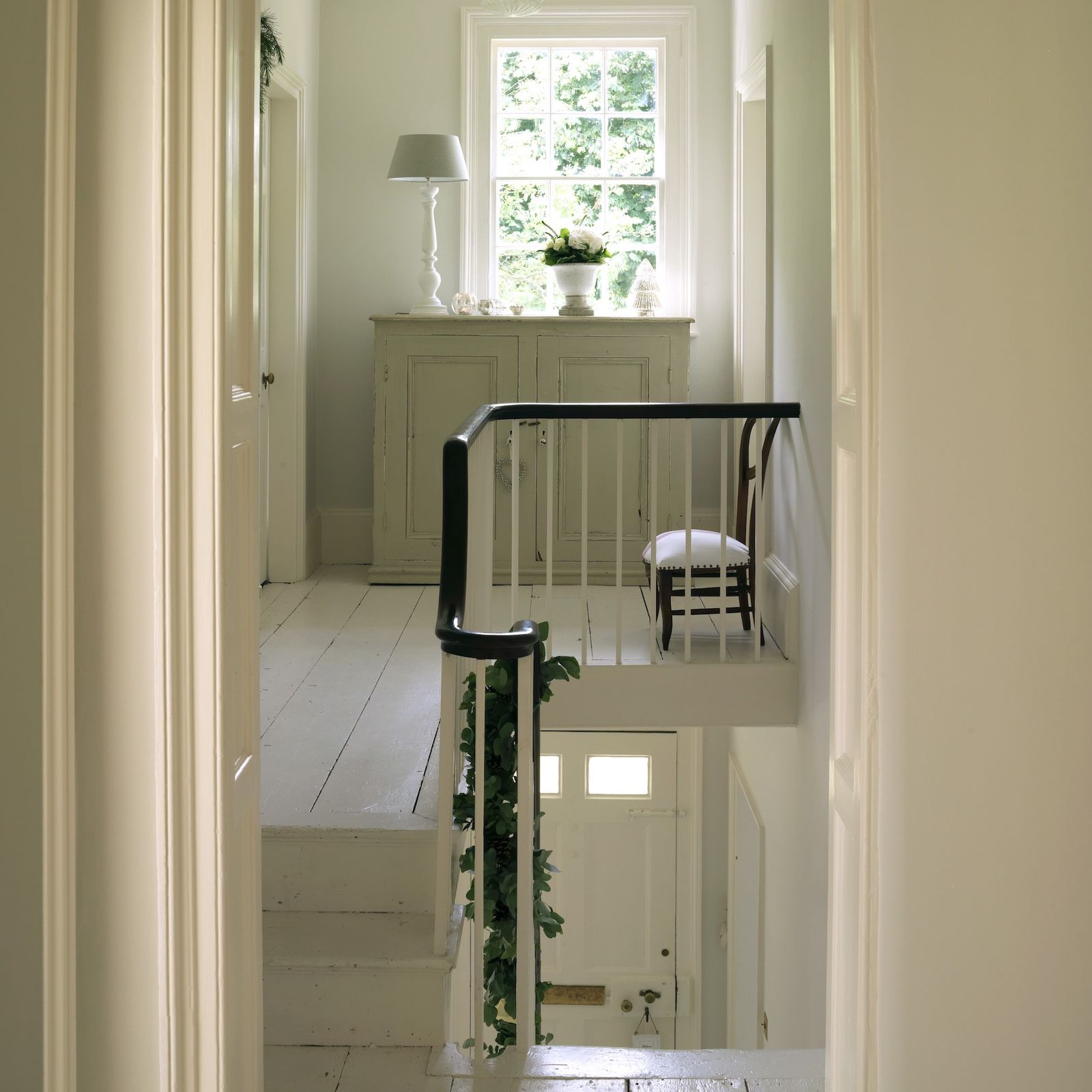 Landing ideas: how to decorate large and small areas to maximise space ...