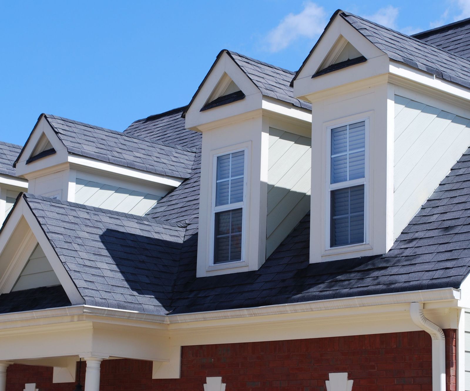 How to clean a shingle roof the right way: expert tips | Homes and Gardens
