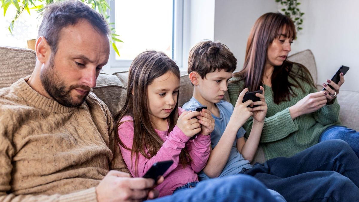 Nomophobia and your family: how mobile phone addiction is really impacting life (and expert tips ...