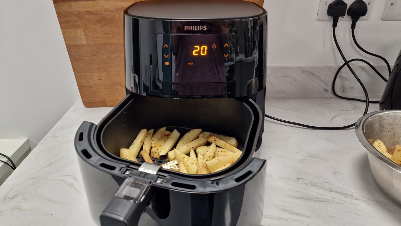 Philips Essential Air Fryer XL review: a family-friendly fryer | Homes ...